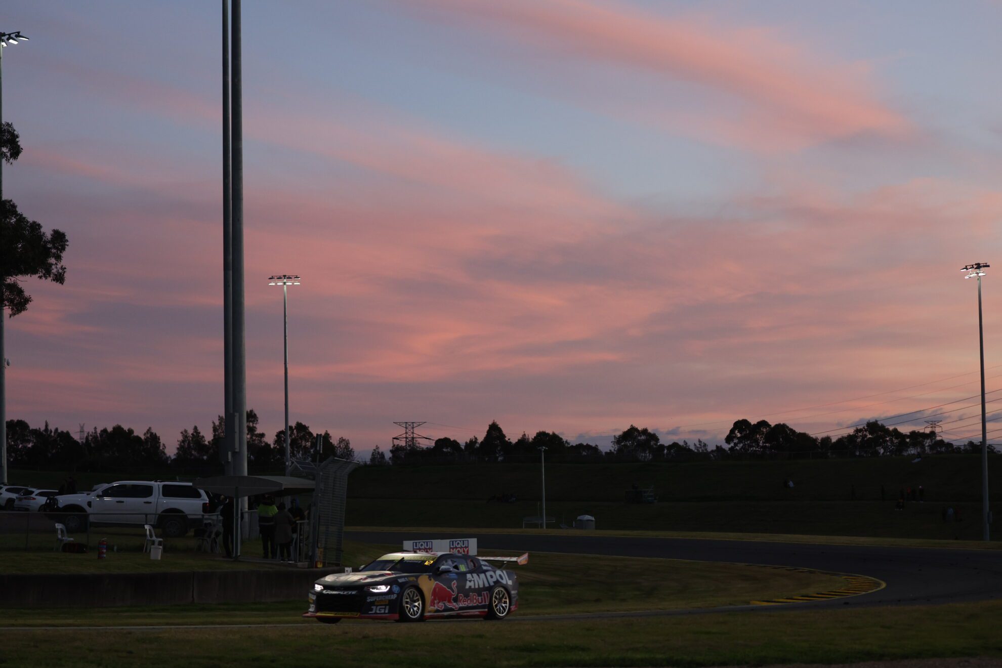 Super sunset closes a mixed weekend for the Bulls in Sydney - Red Bull ...